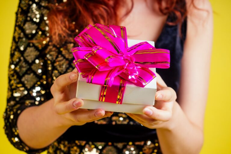 7 ideas de regalos para sorprender a una mujer en Navidad